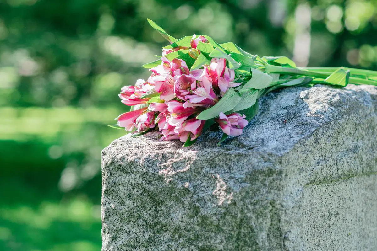 6 Alternative Headstone Ideas For Your Grave